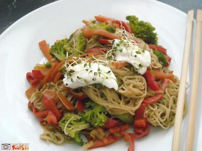 Recept: Pečeni Azijski Riževi Rezanci s Piščancem - Kulinarika.net