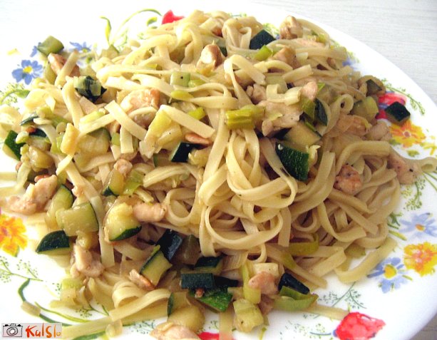 Recept: Kitajski rezanci s piščancem in zelenjavo - Kulinarika.net