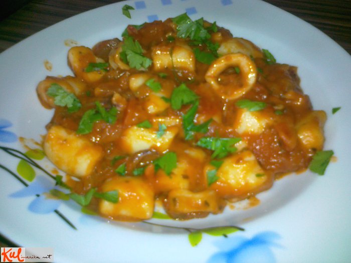 Recept: Lignji v paradižnikovi omaki z njoki - Kulinarika.net