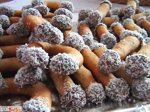 Recept: Orehovi rogljički in palčke, oblite s čokolado in posute s ...