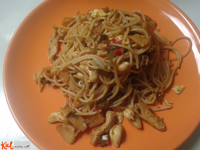 Recept: Pečeni Azijski Riževi Rezanci s Piščancem - Kulinarika.net