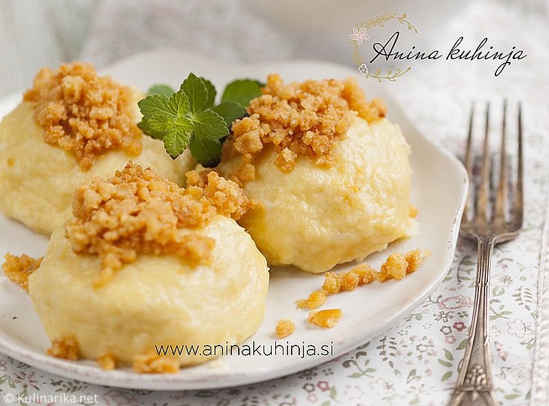 Recept: Marelični krompirjevi cmoki z vanilijo in drobtinami ...