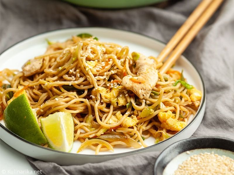 Recept: Kitajski rezanci s piščancem - Kulinarika.net