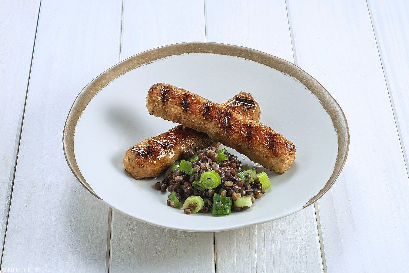 Recept: Leskovački čevapčiči s črno lečo in mlado čebulo - Kulinarika.net